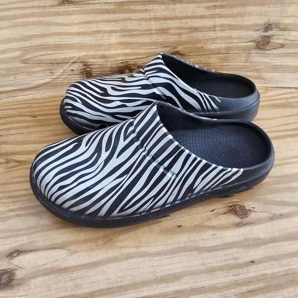 OOFOS | Shoes | Oofos Low Shoe Zebra Print Recovery Slip On Shoes 8 ...